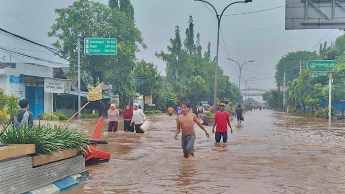 Jalur Pantura Kraton Pasuruan Terendam Banjir, Pemudik Harus Cari Jalan Lain - Surya.co.id