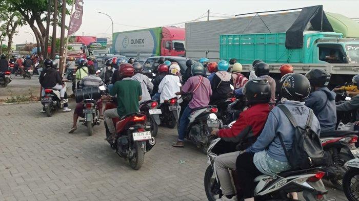 Imbas Pengerjaan Jembatan Setro, Jalan Raya Duduksampeyan Gresik Macet Parah - Surya.co.id
