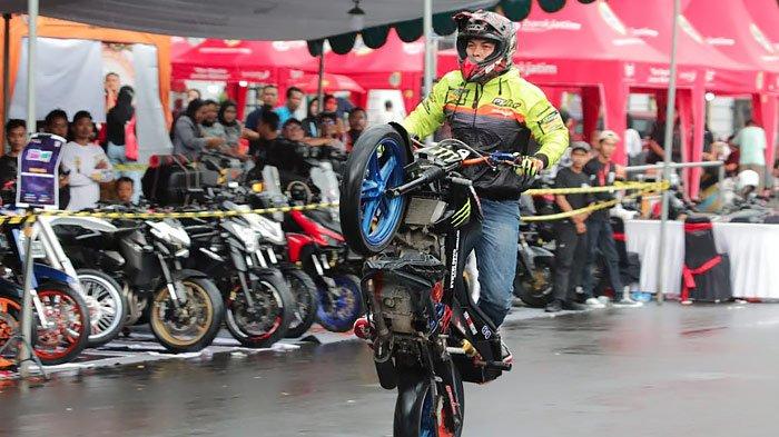 4 Driver Motor Unjuk Skill Freestyle di Event Jember Oto Contest se ...