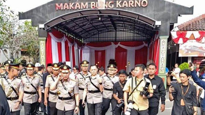 Rayakan HUT Bhayangkara ke-79, Kapolri Jenderal Listyo Sigit Ziarah ke Makam Bung Karno Kota ...