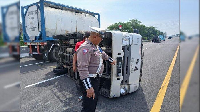 KRONOLOGI Pikap Muat Telur Terguling di Tol Surabaya-Mojokerto, Bermula Ban Belakang Meletus ...