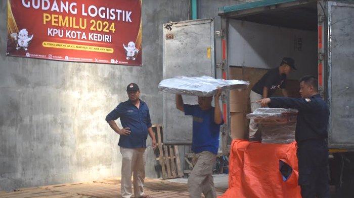 KPU Kota Kediri Kembali Menerima Logistik Pemilu 2024 Berupa 1440 Bilik Suara - Surya.co.id