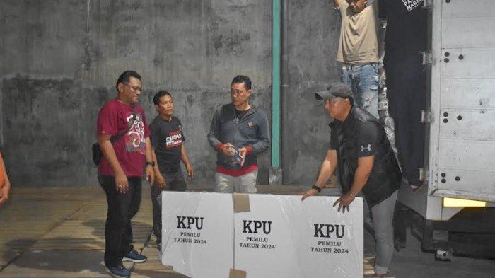 KPU Kota Kediri Terima Logistik Pemilu 2024 Tahap Pertama Berupa 1990 Bilik Suara - Surya.co.id