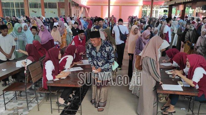 Kampung Coklat Blitar Bagikan Uang THR untuk Ribuan Jemaah Pengajian Rutin Sabtu Pagi - Surya.co.id