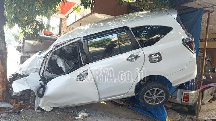 KRONOLOGI Daihatsu Sigra Tabrak Pohon di Jalan Raya Kanigoro Blitar, Diduga Sopir Mengantuk ...