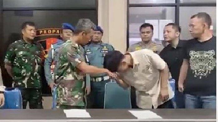 Kapok Usai Dihajar Anggota TNI karena Ugal-ugalan, Sopir Catering Minta Maaf dan Cium Tangan ...