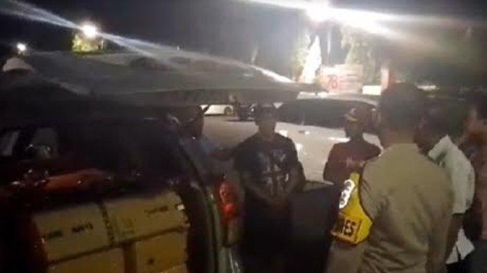 Polisi Gerebek Tiga Rumah Warga Situbondo Penjual Miras, Sita Ratusan Botol Minuman - Surya.co.id