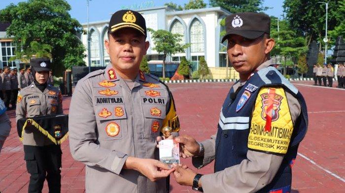 Kapolres Gresik Bagikan Buku Saku Panduan Pengamanan Pemilu dan ...