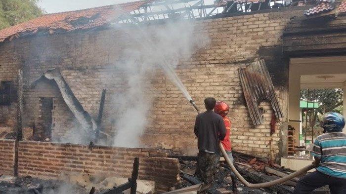 Warga Pasrah Gudang Kayu di Bangkalan Habis Terbakar, Gara-Gara Tidak Punya Nomor Telepon Damkar ...