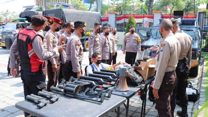 Persiapan Pemilu 2024, Puslitbang Polri Cek Peralatan Dalmas dan PHH di Polres Gresik - Surya.co.id