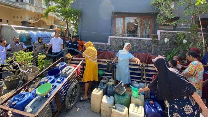 Kekeringan Meluas di 9 Kecamatan Kabupaten Lamongan, Polres Ikut Droping Air Bersih - Surya.co.id