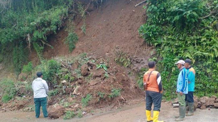 Tebing Setinggi 15 Meter Longsor di Cempokolimo Pacet Kabupaten ...