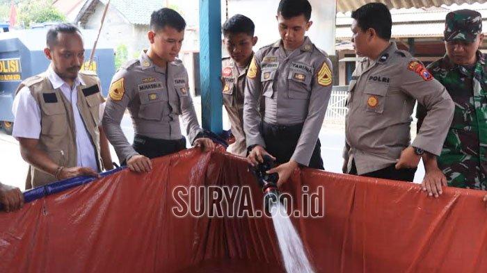 Pakai Mobil Water Cannon, Polisi Pasok Air Bersih untuk Warga Terdampak Kekeringan Kota Blitar ...