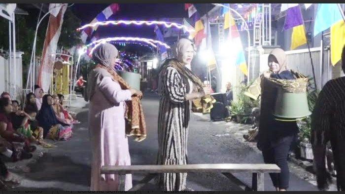 Lomba Agustusan di Desa Tambakrigadung Lemongan, Emak-Emak Gendong Ember Pakai Selendang - Surya ...