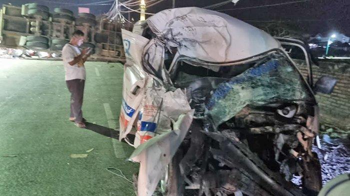 Kecelakaan Tabrakan Truk Trailer Muat Baja Vs Mobil Ekspedisi di Gresik ... Kecelakaan Tabrakan Truk Trailer Muat Baja Vs Mobil Ekspedisi di Gresik ...