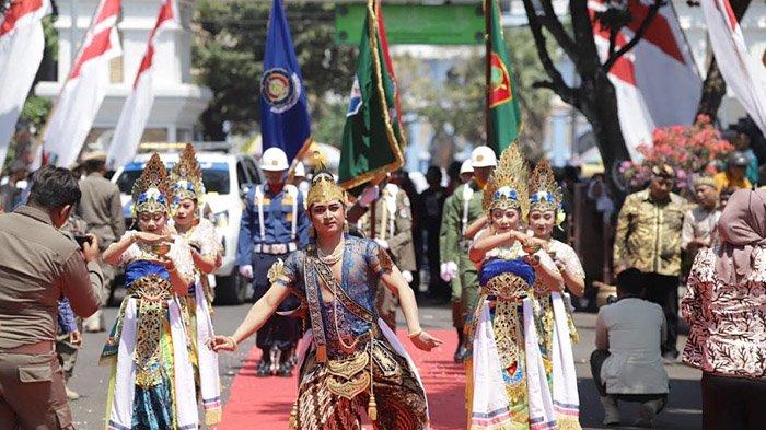 Kirab Pataka JBMB Disambut Meriah di Kabupaten Tuban, Bupati Lindra ...