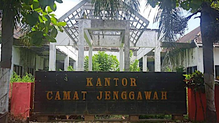 Pendopo Kantor Kecamatan Jenggawah Jember Ambuk dan Mangkrak 3 Tahun ...