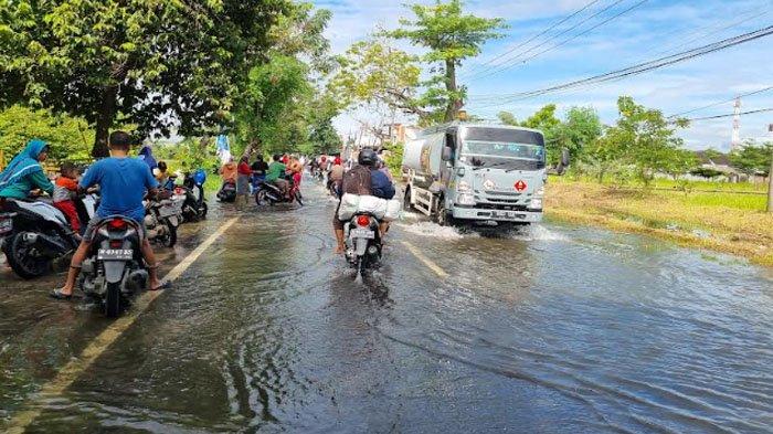 Kondisi Terkini Jalan Raya Morowudi Kabupaten Gresik Pasca Tergenang Banjir - Surya.co.id