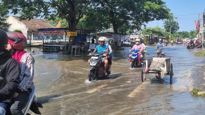 Jalan Raya Morowudi Kabupaten Gresik Terendam Banjir, Kendaraan Masih Bisa Melintas - Surya.co.id