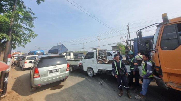 BREAKING NEWS Ada Truk Mogok, Kendaraan Mengular di Jalan Raya Pantura Manyar Gresik - Surya.co.id