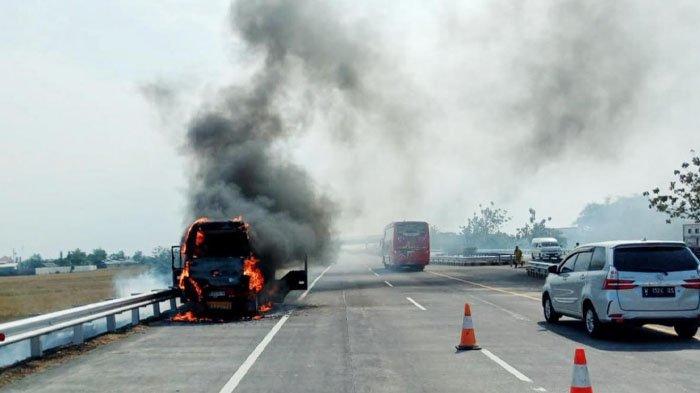 BREAKING NEWS Mobil Elf Hangus Terbakar di Tol Jombang-Mojokerto - Surya.co.id