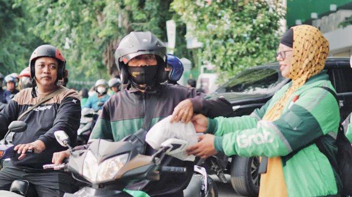 Ratusan Mitra Grab di Surabaya Bagi-Bagi Takjil Ramadhan 2024 Gratis - Surya.co.id