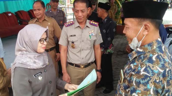 Bagikan Sertifikat Tanah kepada Warga, Bupati Blitar Mak Rini Berpesan Agar Digunakan Secara ...