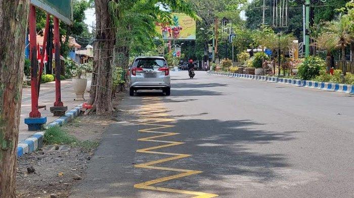 Kini Ada Marka Garis Berbiku di Sepanjang Jalan Depan Kantor Wali Kota ...