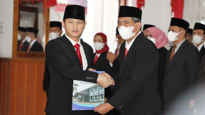 Bupati Mas Ipin Lantik Edy Soepriyanto Jadi Sekda Trenggalek - Surya.co.id