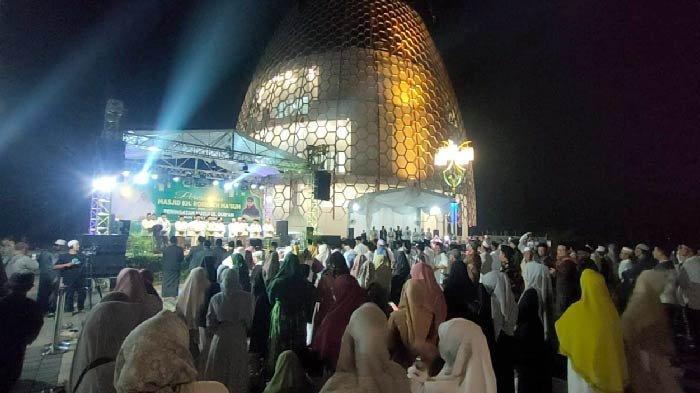 Melihat Kemegahan Bangunan Ikonik Masjid KH Robbach Ma'sum di ...