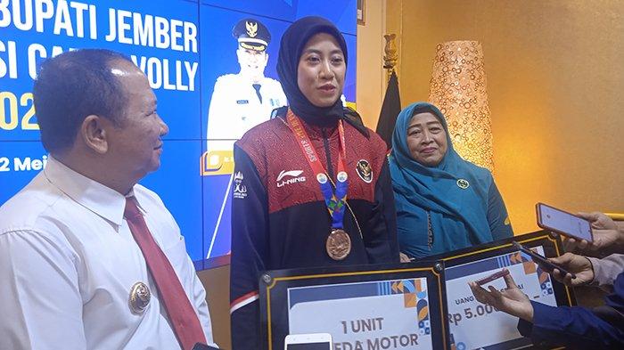 Megawati Hangestri Pertiwi Dihadiahi Motor dari Bupati Jember Usai ...