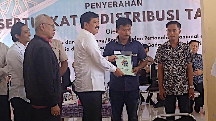 Percepat Reforma Agraria, Menteri ATR/BPN Serahkan Ratusan Sertifikat Tanah Kepada Warga Jember ...