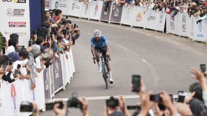Pembalap Grand Tour, Merhawi Kudus Jadi Juara Umum Tour de Banyuwangi ...
