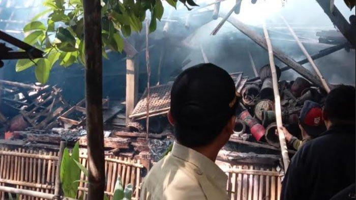 Kebakaran Dapur Warga Nglegok Blitar, Api Diduga Berasal dari Tungku Bekas Produksi Gula Kelapa ...