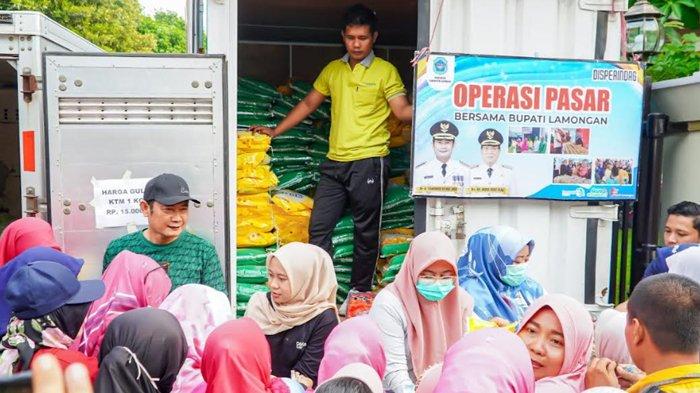 Tekan Harga Beras, Gula, dan Minyak, Disperindag Lamongan Gelar Operasi Pasar Murah - Surya.co.id