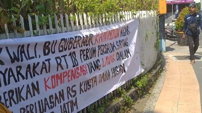 Aktivis PMII Pasang Spanduk Bela Warga Terancam Digusur Perluasan RSU ...