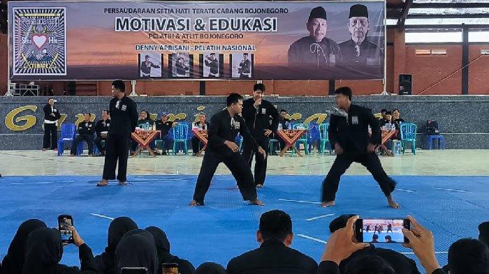 Sambut Kompetisi Silat Sepanjang 2024, PSHT Cabang Bojonegoro Motivasi Atlet dan Pelatih - Surya ...