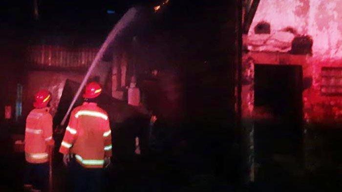 Pabrik di Menganti Kabupaten Gresik Terbakar, Empat Jam Api Baru Bisa Dipadamkan - Surya.co.id