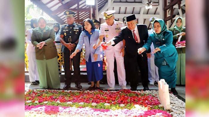 Pangdam V Brawijaya, Mayjen TNI Farid Makruf Ziarah ke Makam Gus Dur di Tebuireng Jombang ...