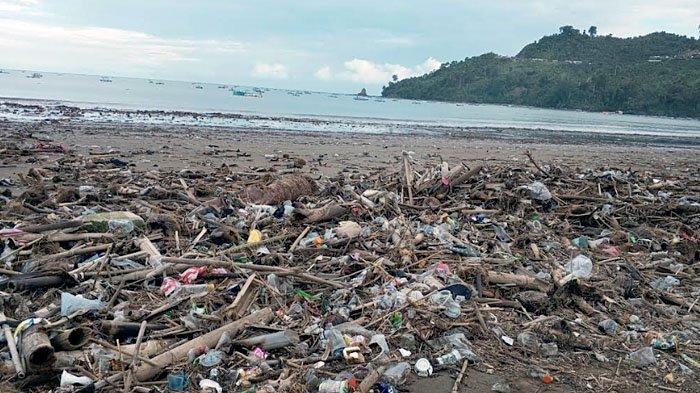 Dampak Banjir Trenggalek, Pantai Gemah Tulungagung Dipenuhi Berton-ton Sampah - Surya.co.id