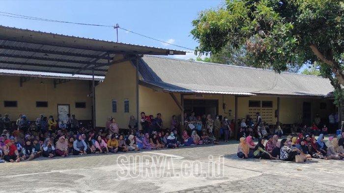 Perusahaan Pailit, Uang Pesangon untuk Ratusan Buruh 2 Pabrik Rokok di ... Perusahaan Pailit, Uang Pesangon untuk Ratusan Buruh 2 Pabrik Rokok di ...