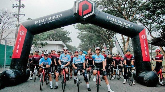 100 Pesepeda Nikmati Rasanya 'Ditarik' Tim Road Bike Terbaik se-Asia ...