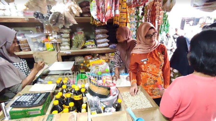 Pantau Operasi Pasar di Pasar Wlingi, Bupati Blitar Mak Rini Berharap ...