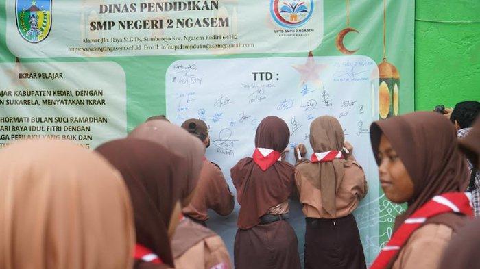 200 Ribu Lebih Pelajar Kabupaten Kediri Lakukan Ikrar Cegah Bullying - Surya.co.id