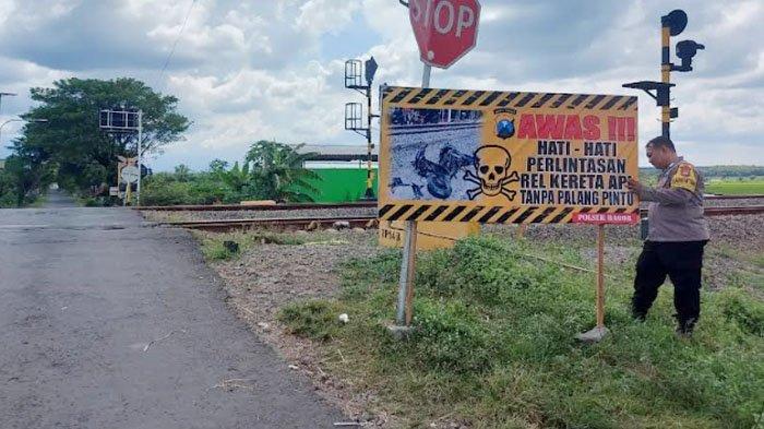 Peduli Keselamatan di Perlintasan KA Tanpa Palang Pintu, Polres Nganjuk Pasang Papan Peringatan ...
