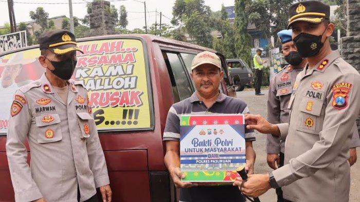 Polisi Distribusikan Bantuan Sosial Paket Sembako untuk Warga Kabupaten Pasuruan - Surya.co.id