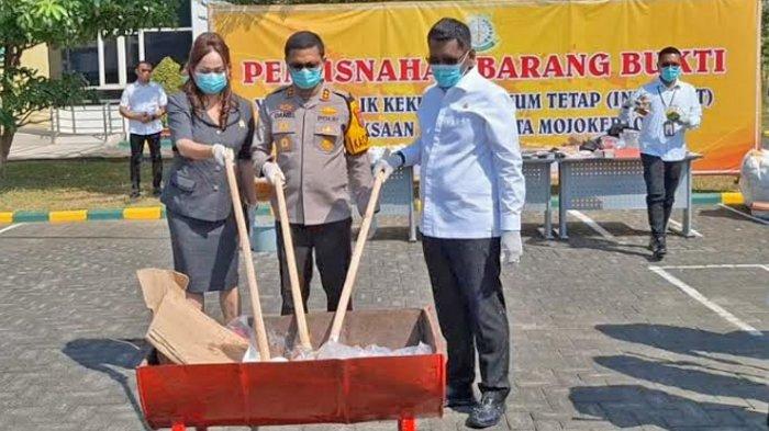 Kejari Kota Mojokerto Musnahkan Barang Bukti Kasus Narkoba Senilai Rp 10 Miliar - Surya.co.id