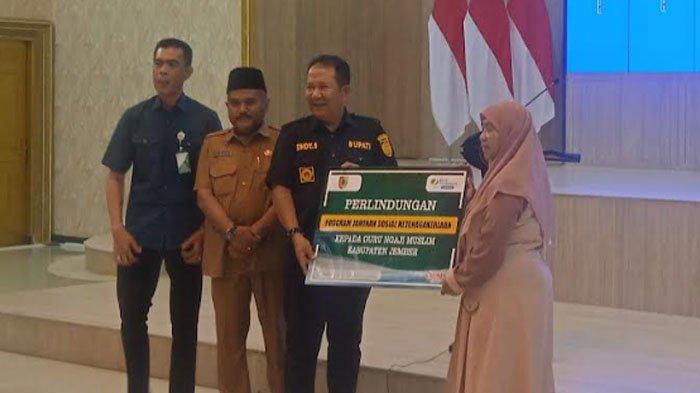 Baru 12 Ribu Guru Ngaji di Jember Terima Insentif, Besarannya Rp 1,5 ... Baru 12 Ribu Guru Ngaji di Jember Terima Insentif, Besarannya Rp 1,5 ...