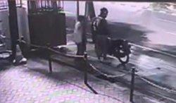 Detik Detik Komplotan Pencuri Besi Penutup Got Di Jalan Diponegoro Terekam CCTV - Surya.co.id