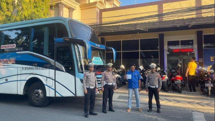 Sopir Bus Ugal-ugalan Lawan Arus di Jalan Nasional Lamongan, Videonya Viral di Medsos - Surya.co.id